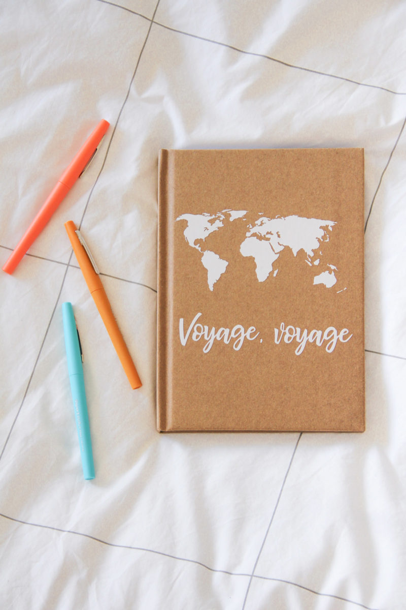 DIY – customiser un carnet de voyage en kraft avec Cricut – sticker ...